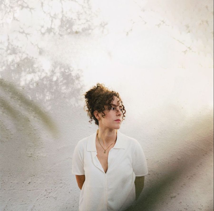 A cantautora Açoriana Sara Cruz, apresenta o álbum de estreia ...
